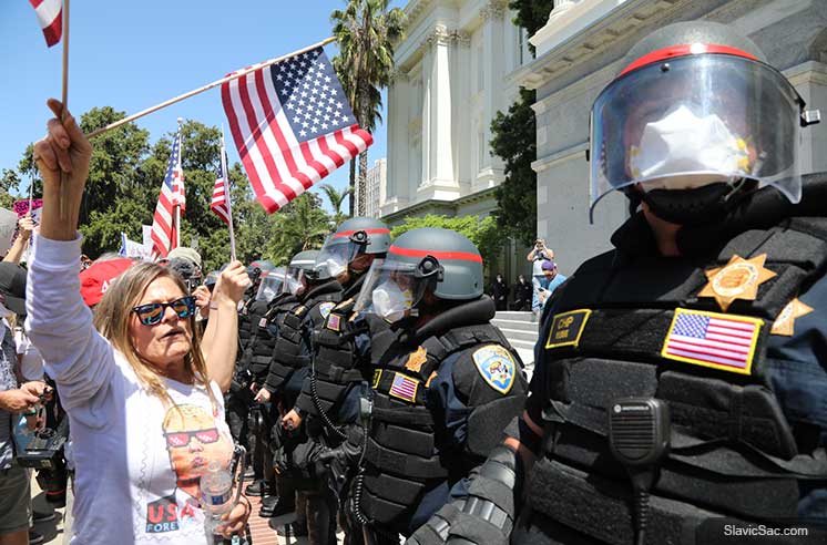 Полиция разогнала мирную демонстрацию протеста у калифорнийского Капитолия